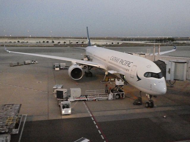 Review of Cathay Pacific flight from Hong Kong to Osaka in Business