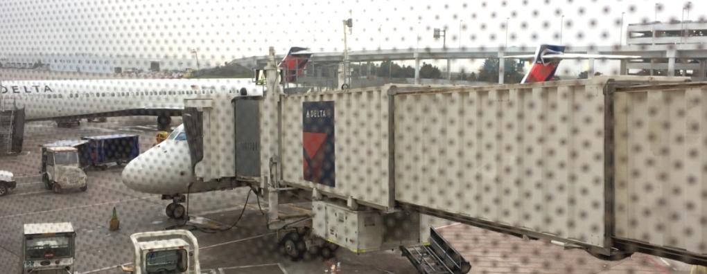Review of Delta Air Lines flight from Toronto to Detroit in Business