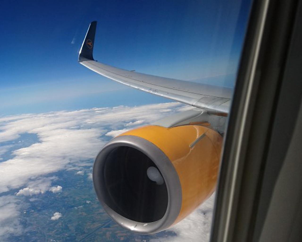 Review of Condor flight from Calgary to Frankfurt in Business