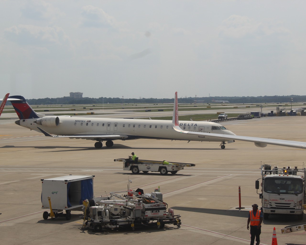 Review of Delta Connection flight from Atlanta to Gulfport in Premium Eco