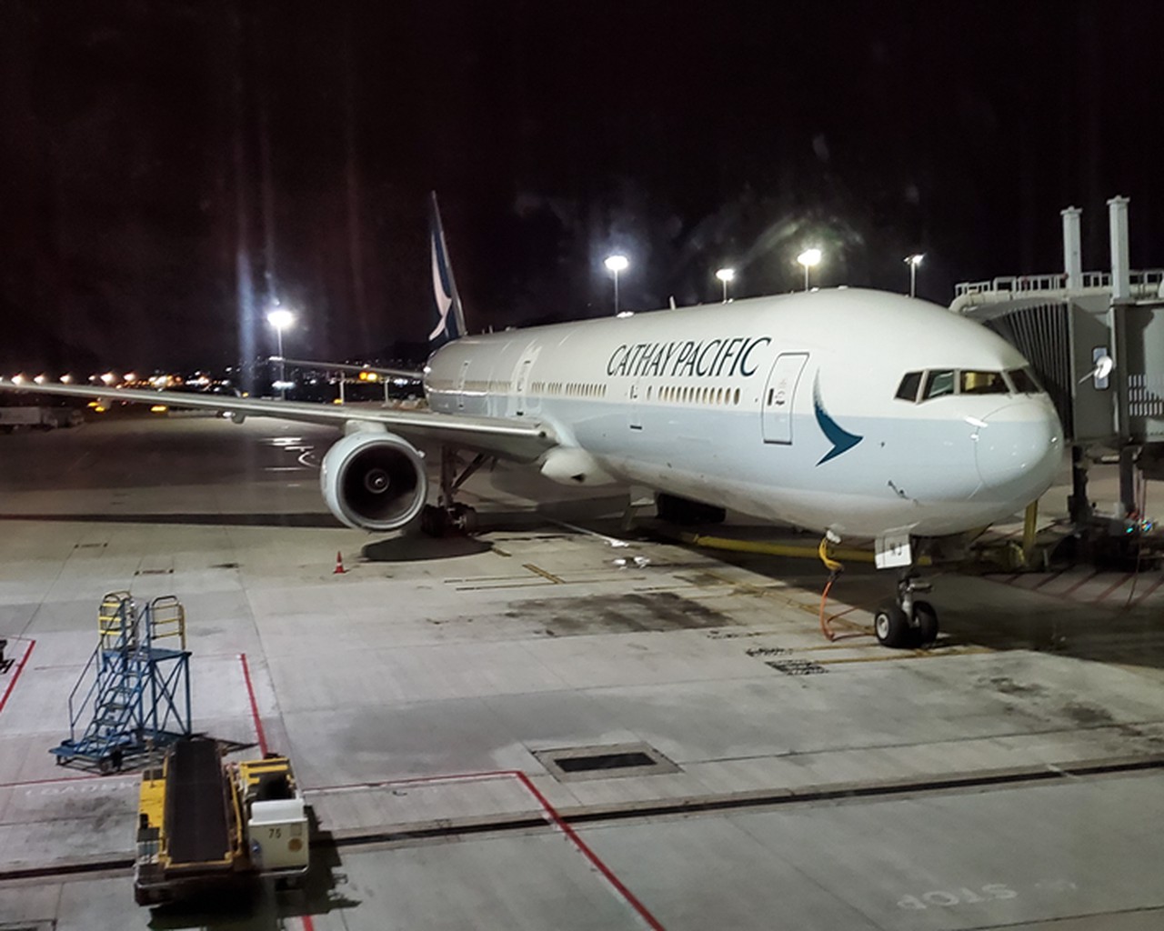 Review of Cathay Pacific flight from Hong Kong to Singapore in Business