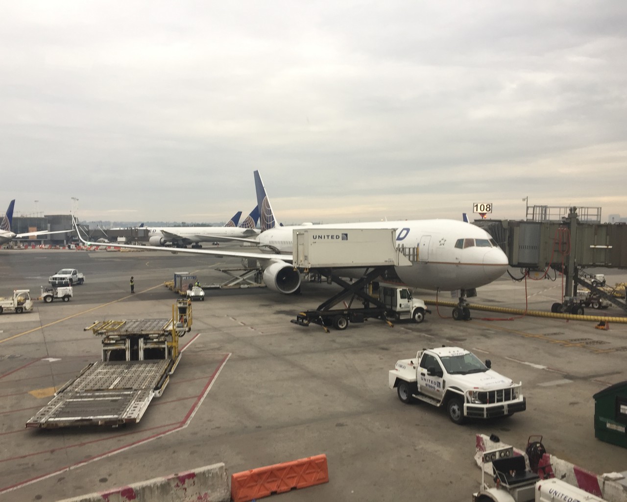 Review of United flight from Los Angeles to Newark in Economy