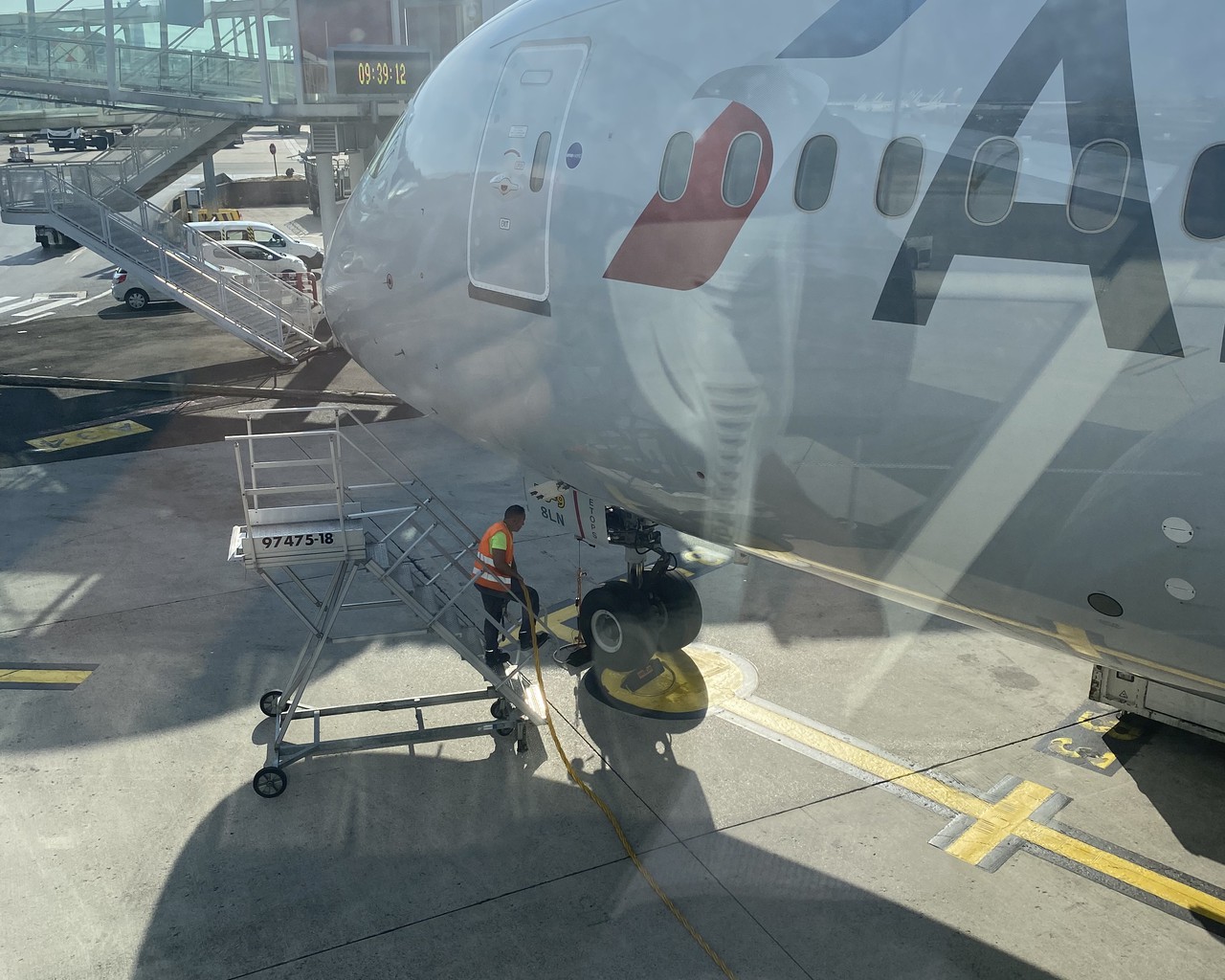 Review of American Airlines flight from Chicago to Paris in Economy