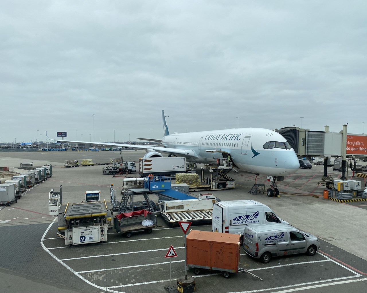 Review of Cathay Pacific flight from Amsterdam to Hong Kong in Business