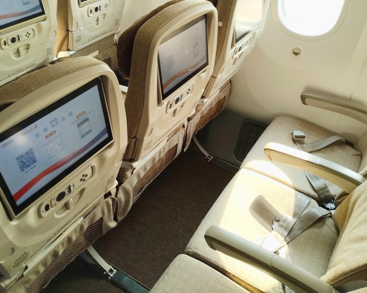 Review of Shanghai Airlines flight from Singapore to Shanghai in Economy