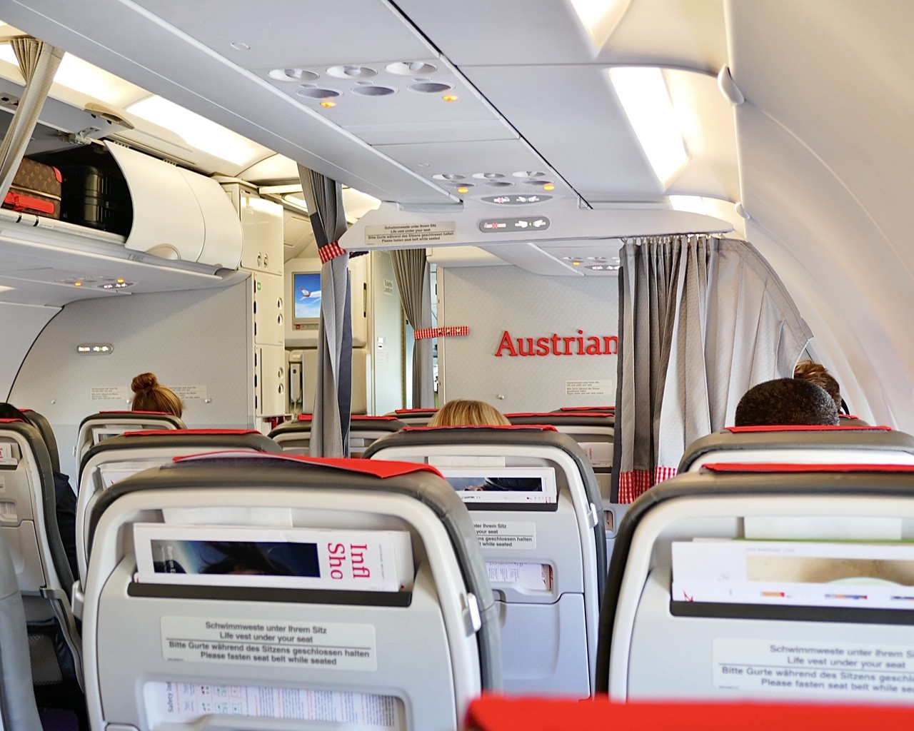 Review of Austrian Airlines flight from Paris to Vienna in Economy
