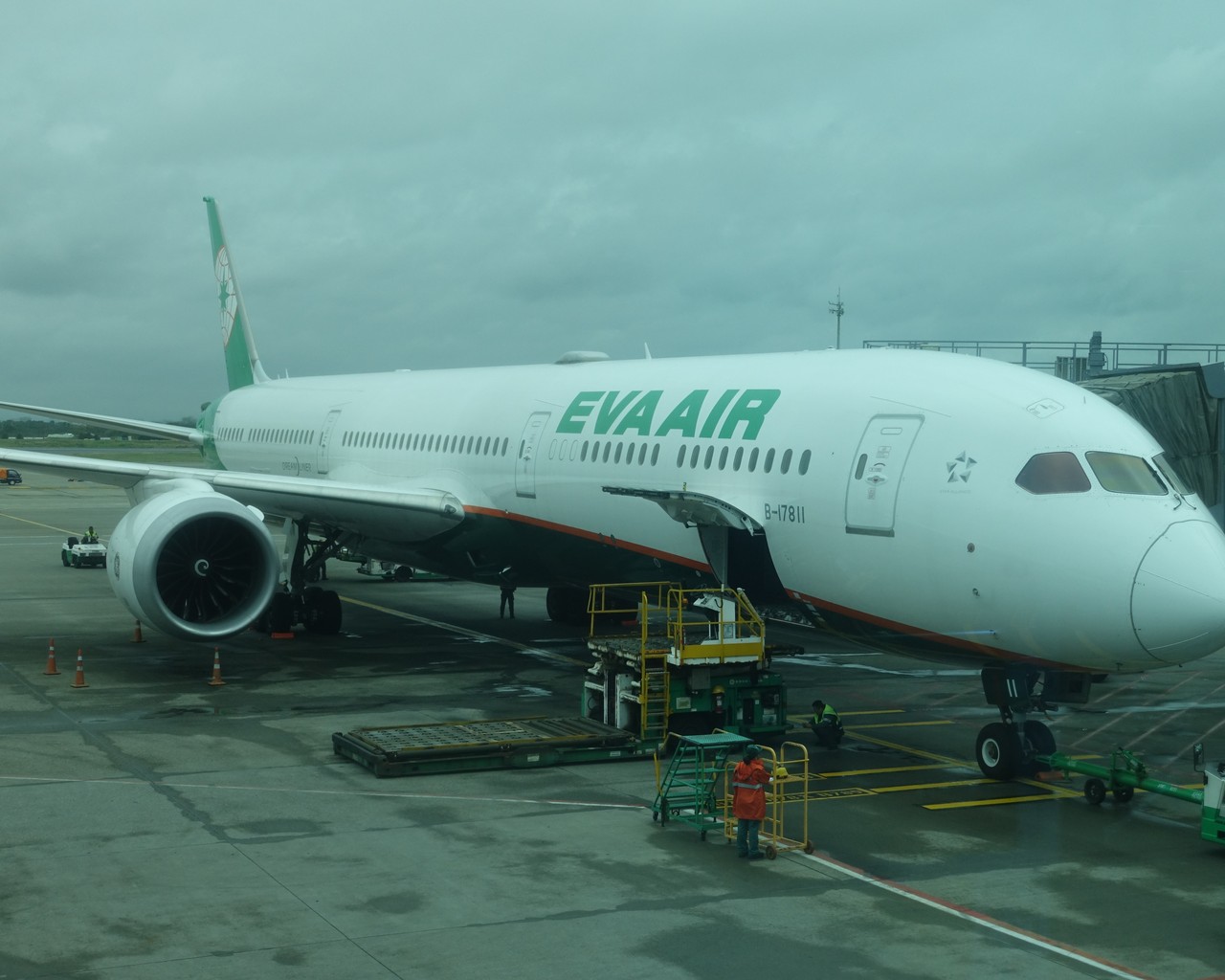 Review of EVA Air flight from Taipei to Tokyo in Economy