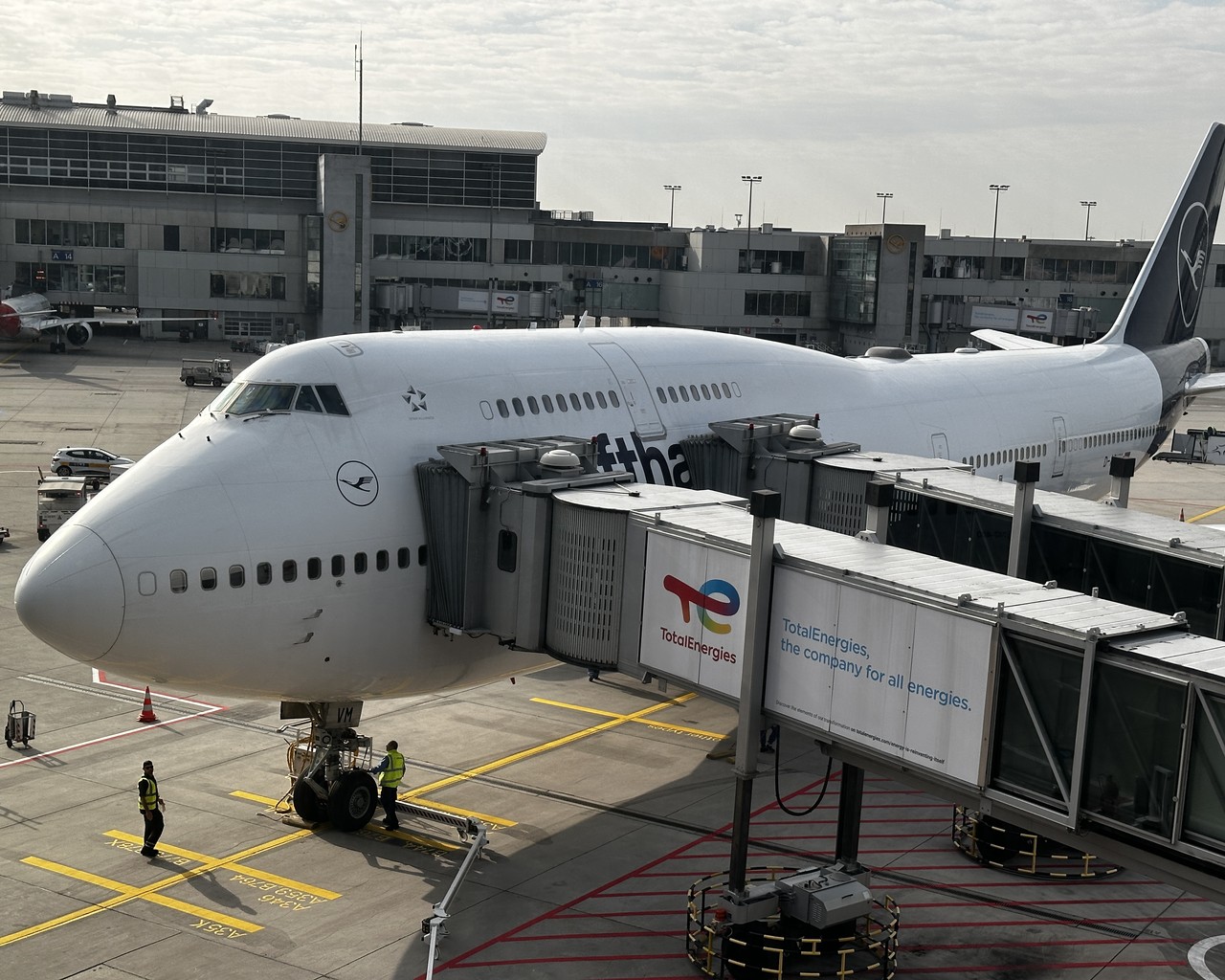 Review of Lufthansa flight from Toronto to Frankfurt in Business
