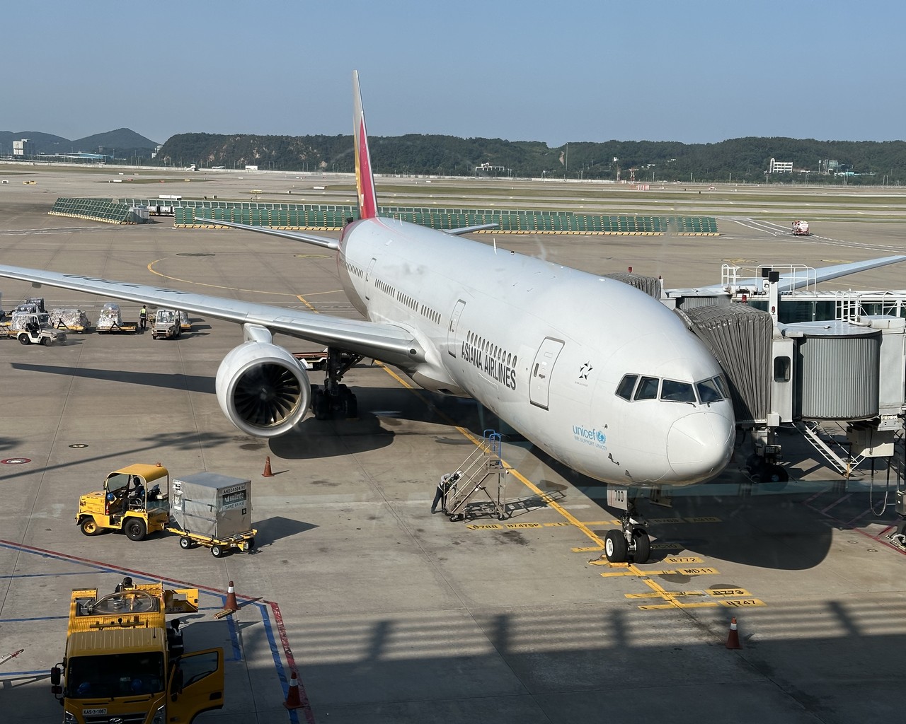 Review of Asiana Airlines flight from Seoul to Shanghai in Economy