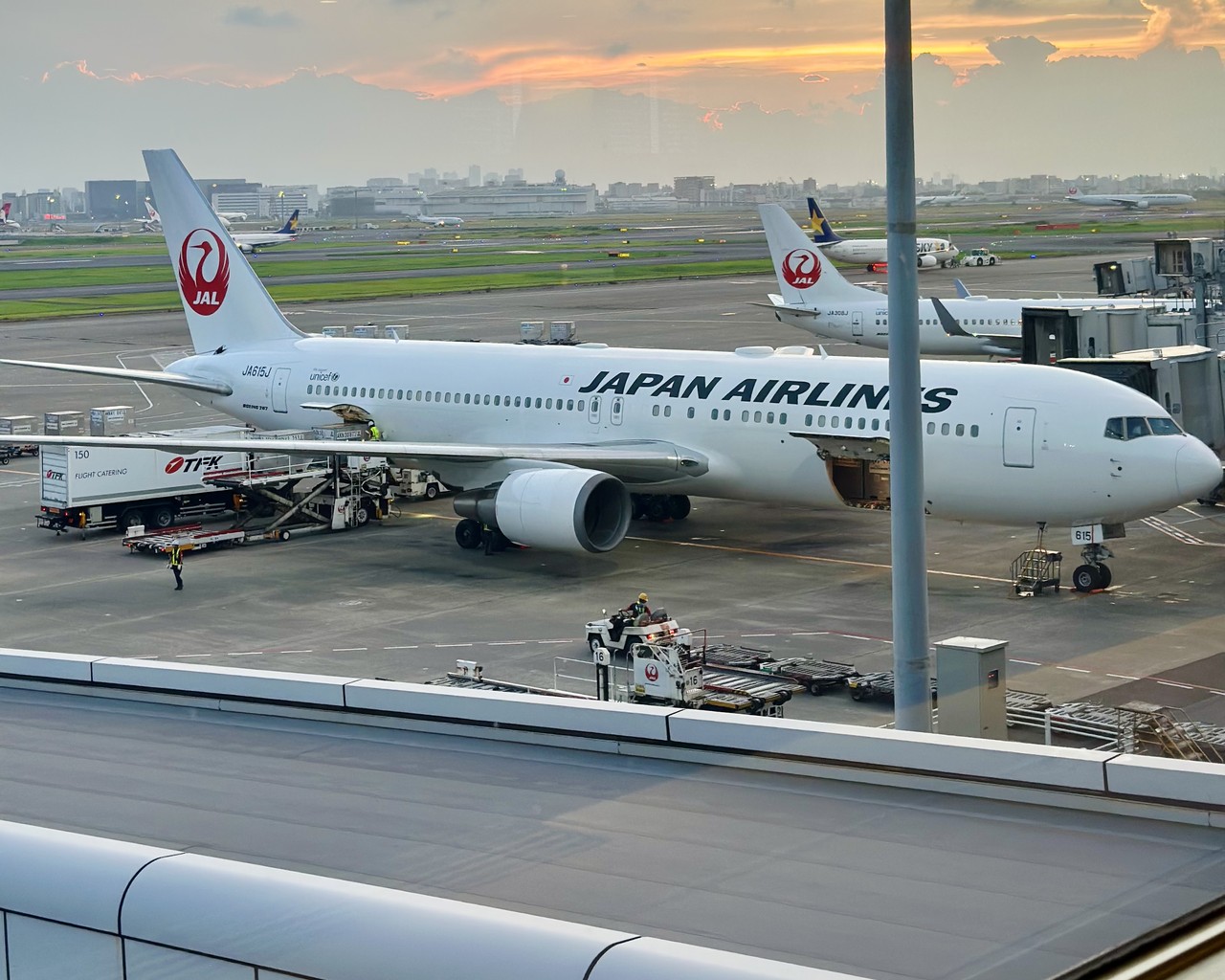 Review of Japan Airlines flight from Tokyo to Osaka in Business