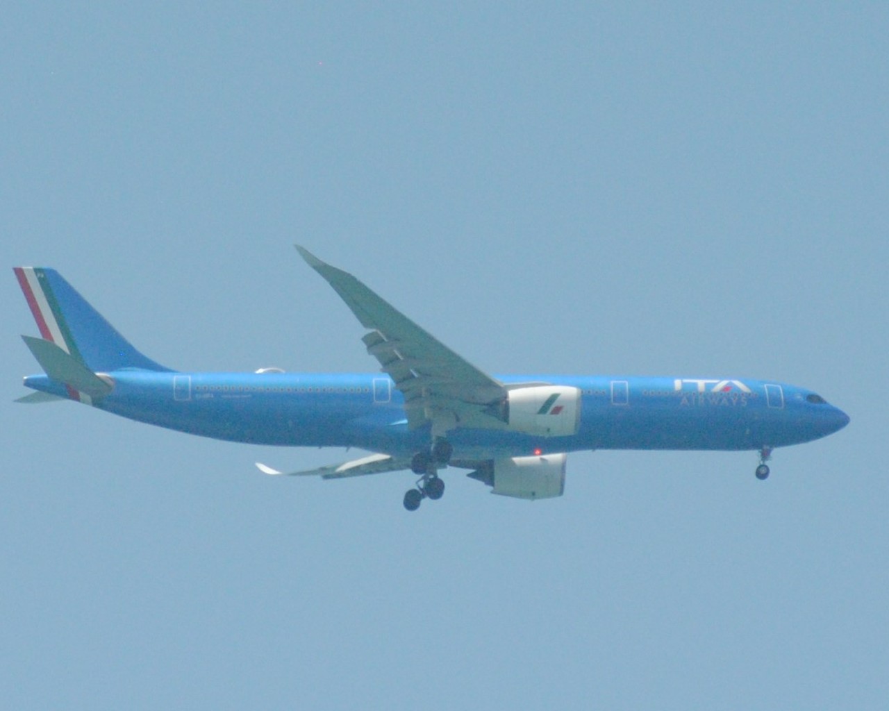 Review of ITA Airways flight from Rome to Toronto in Economy