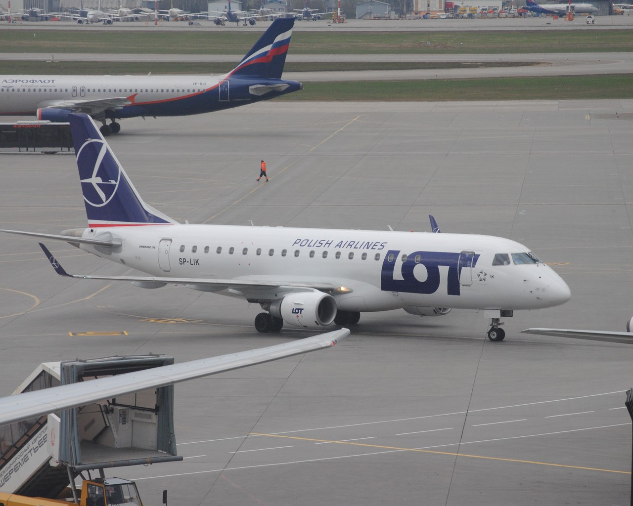 Review of LOT Polish flight from Moscow to Warsaw in Economy
