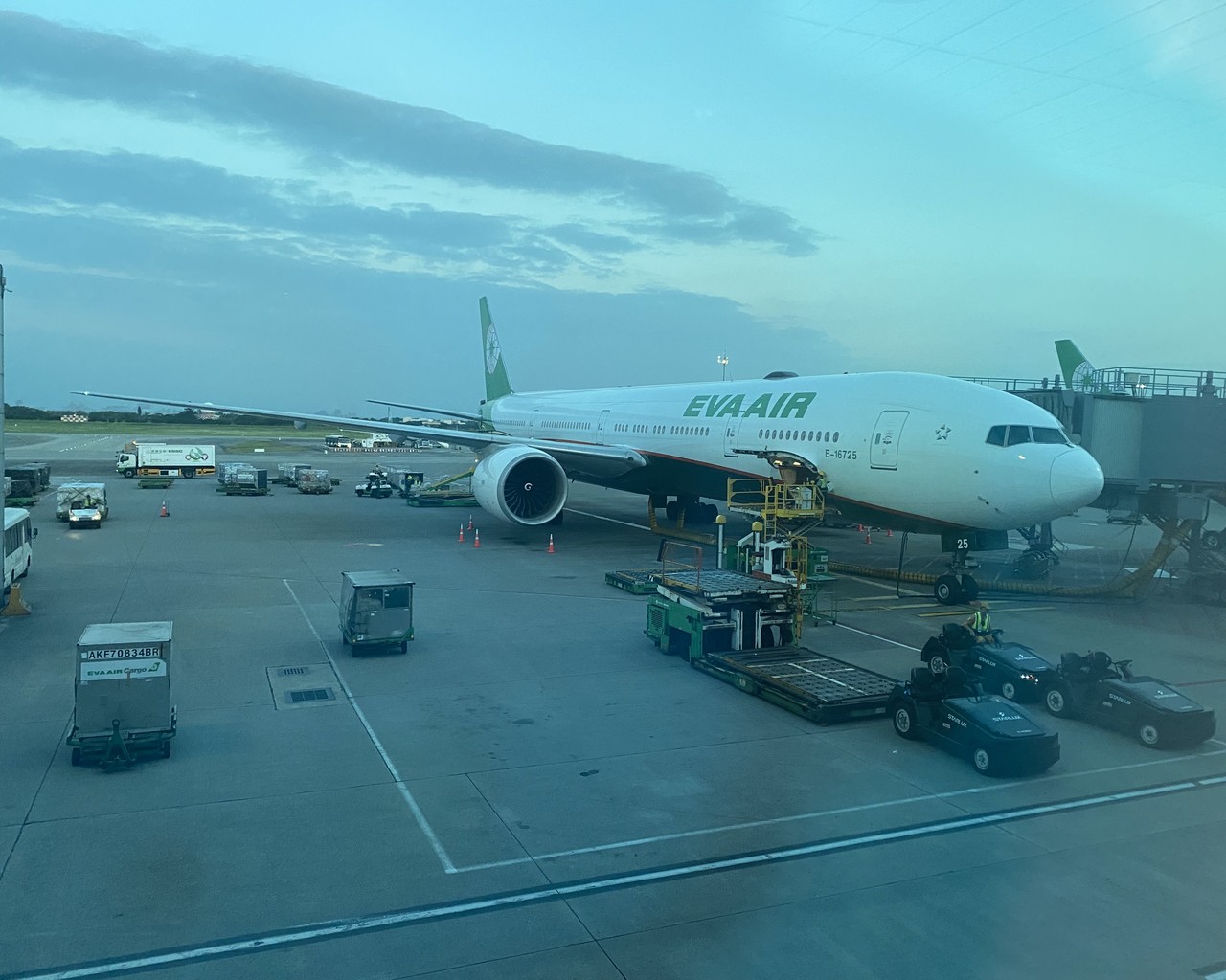 Review of EVA Air flight from Taipei to Toronto in Premium Eco